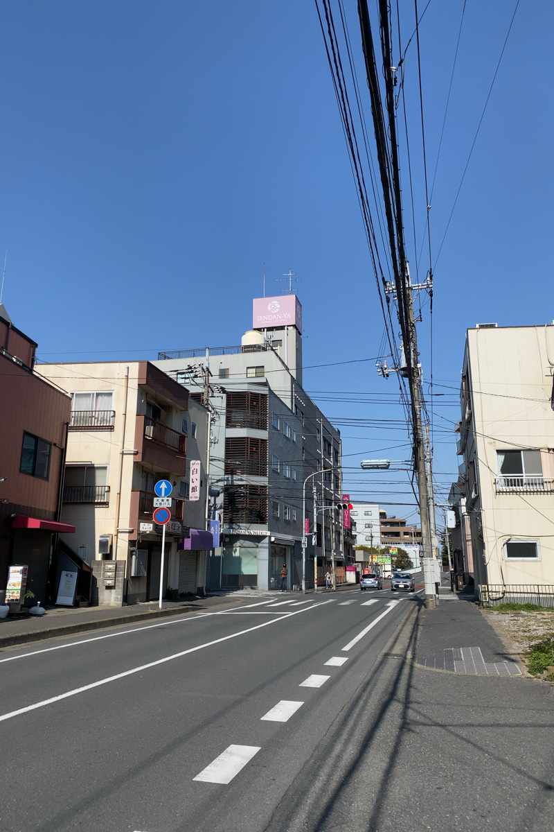 松戸シティホテル SENDAN-YA（センダンヤ）が閉業してしまった模様、出入り口にガードフェンスが設置 - 松戸つうしん - 千葉県松戸市の地域情報ブログ