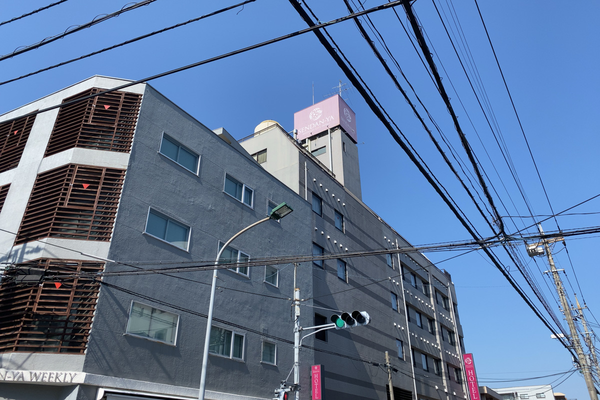 松戸シティホテル SENDAN-YA（センダンヤ）が閉業してしまった模様、出入り口にガードフェンスが設置 - 松戸つうしん - 千葉県松戸市の地域情報ブログ